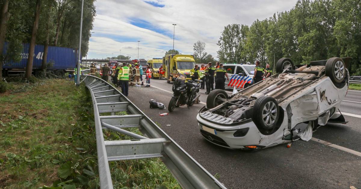 Vrachtwagenchauffeur zwaargewond bij ongeluk op A16 bij Moerdijk ...