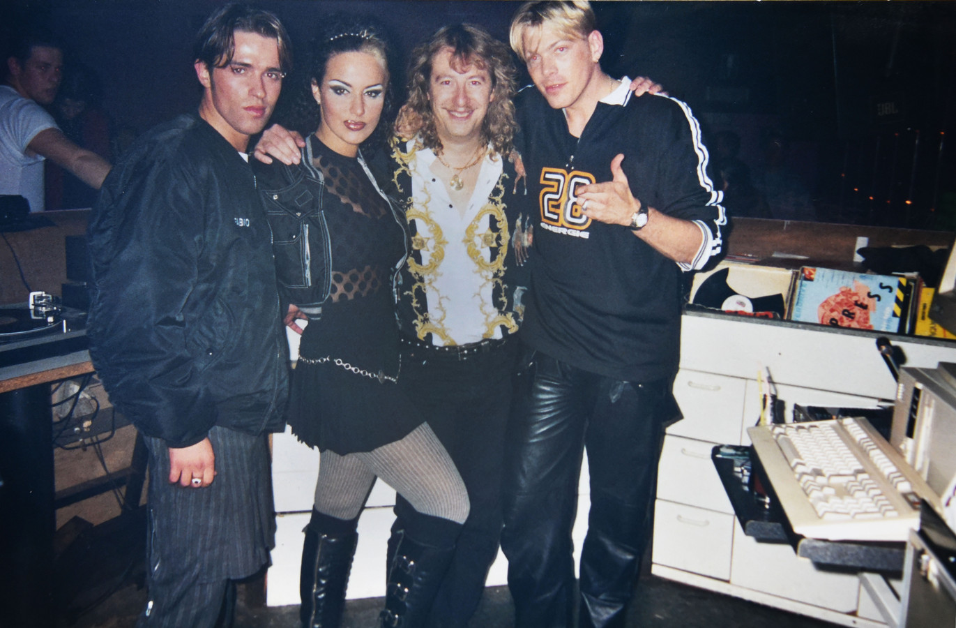 “Doorfeesten tijdens bomalarm en vissen vangen in ruil voor bier ...