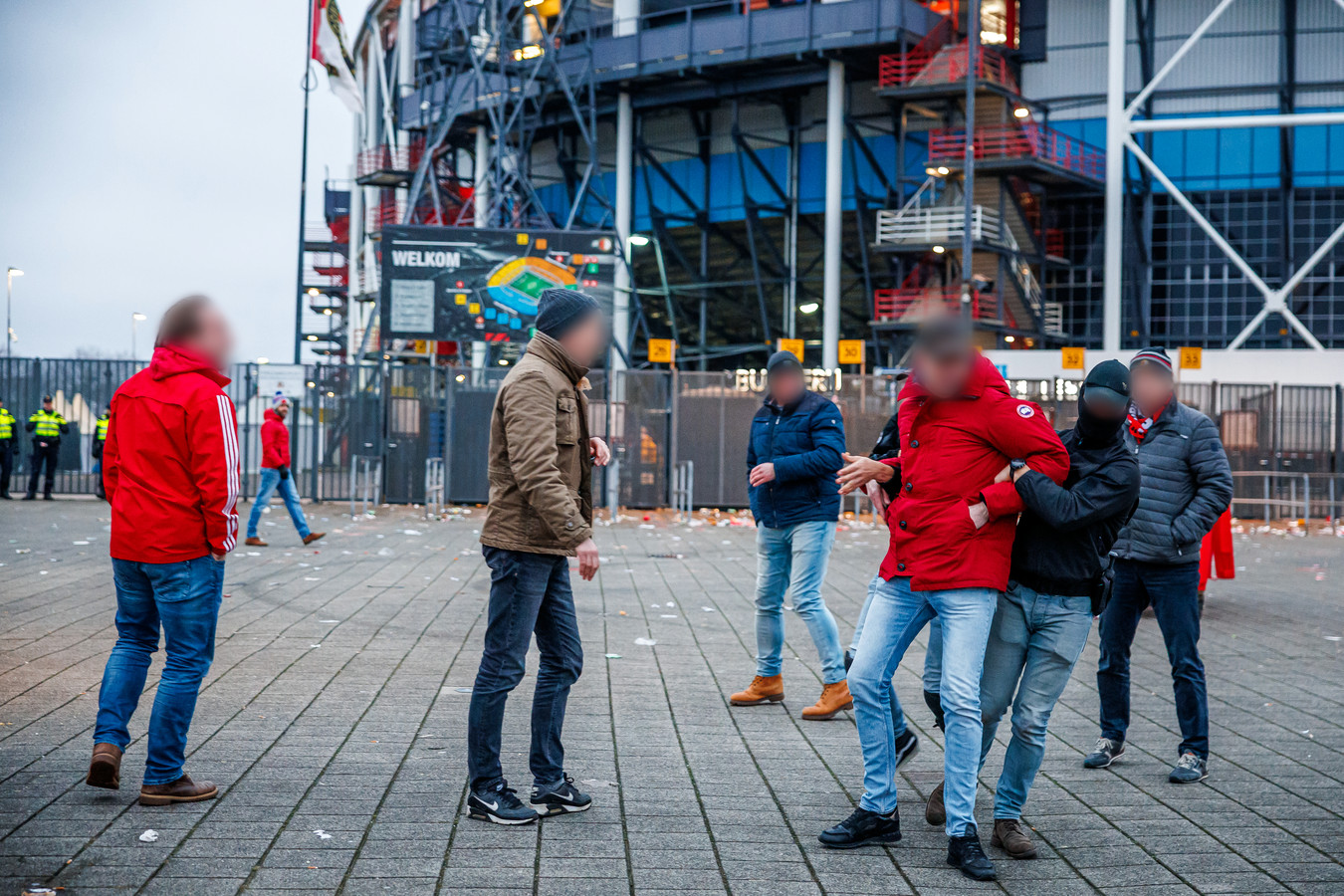 Onrustige aankomst spelersbus Feyenoord; zeven aanhoudingen voor aftrap ... Onrustige aankomst spelersbus Feyenoord; zeven aanhoudingen voor aftrap ...