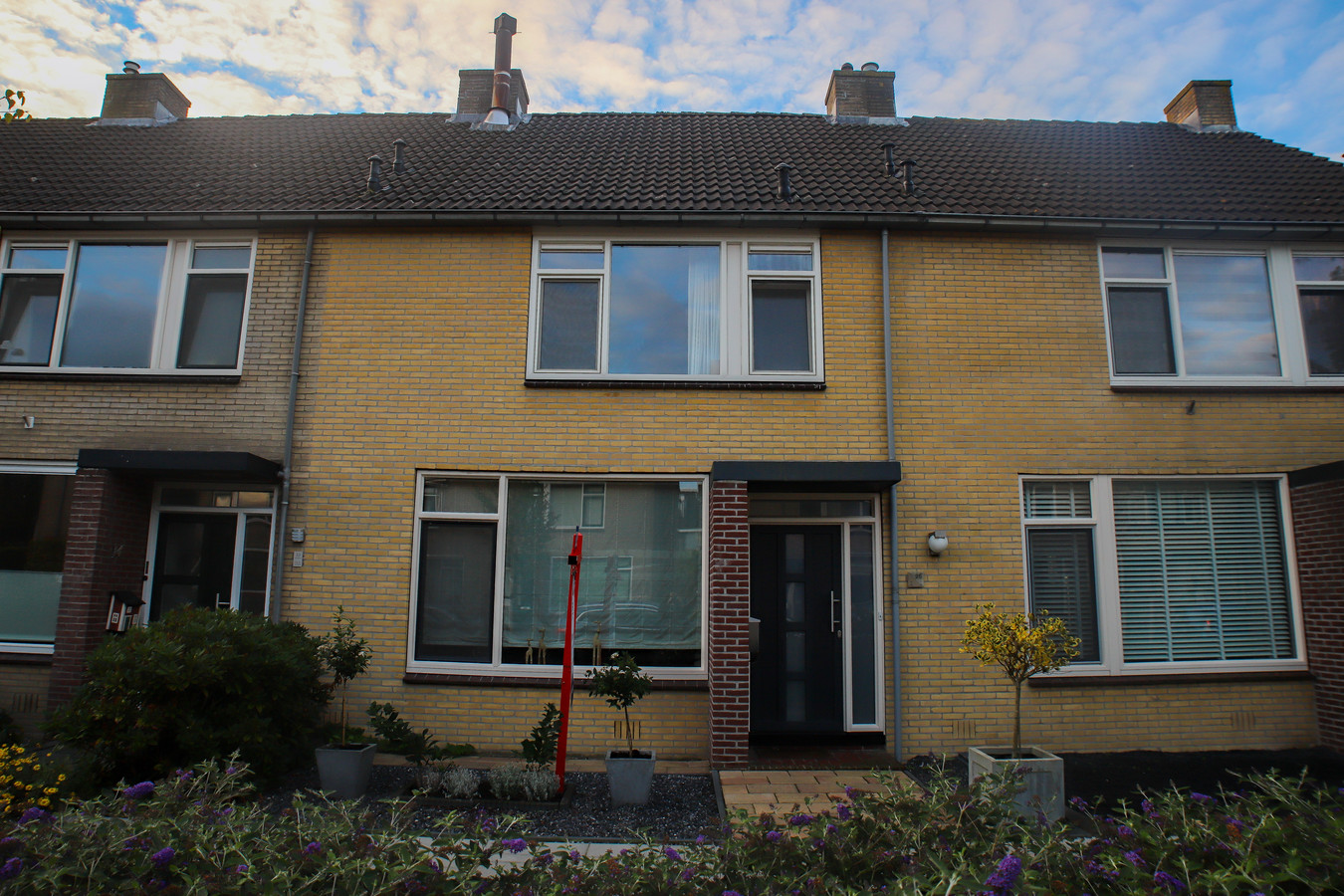 Dit lijkt een gewoon rijtjeshuis, maar binnen leef je in de luxe van ...