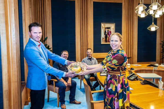 Minister Schouten gaat melkveehouders helpen met plan om ...