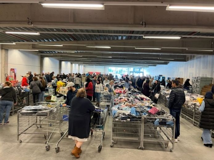 Drukke eerste dagen voor outletwinkel ALDI | Genk | hln.be