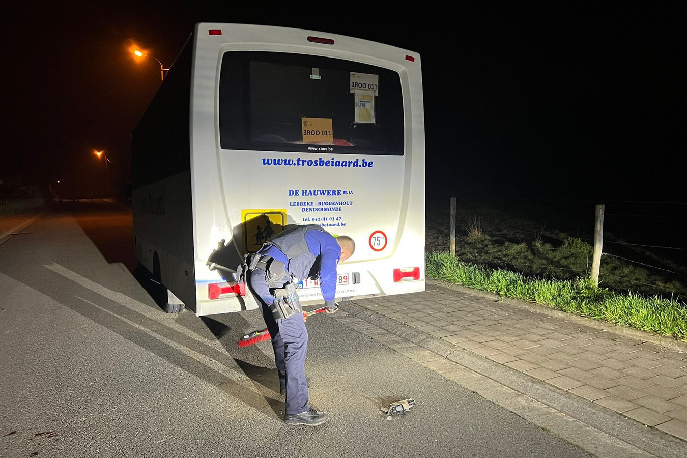 Vluchtmisdrijf na aanrijding tegen geparkeerde schoolbus | Foto | hln.be