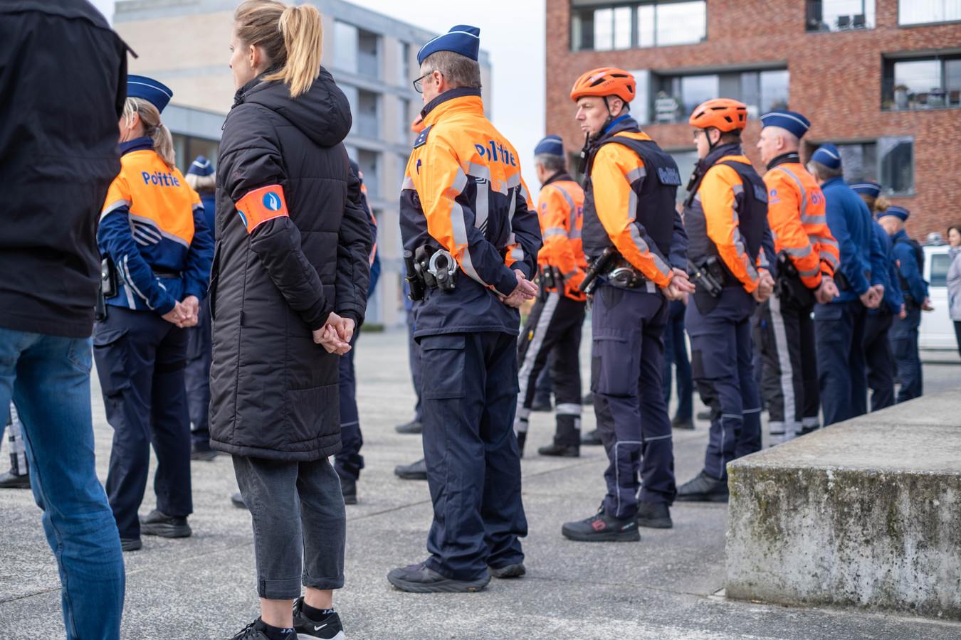 Politiekorpsen eren overleden collega met minuut stilte en eresaluut ...