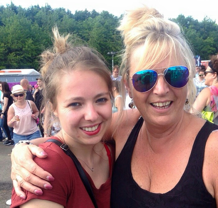 Lisanne (30): Mijn moeder was haar leven al kwijt voordat ze dood was | Foto | bd.nl