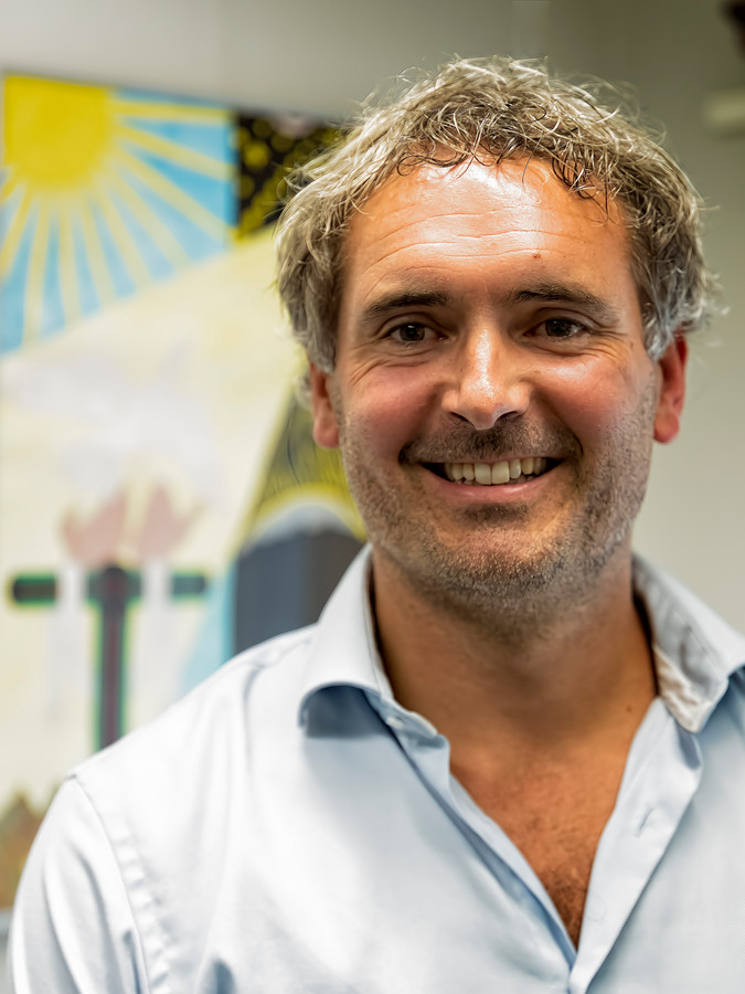 ‘Reus’ Gerard zit in gevangenis, maar zamelt eten in voor voedselbank ...