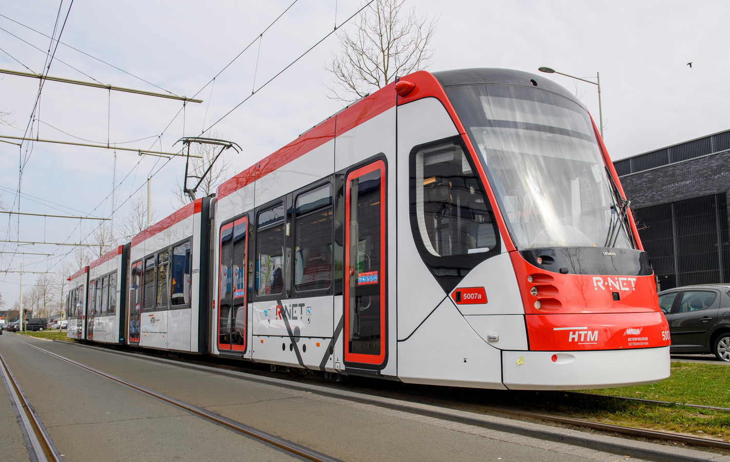 HTM tram 5007 is eerste voertuig met ander kleurtje: fris wit-rood moet ...