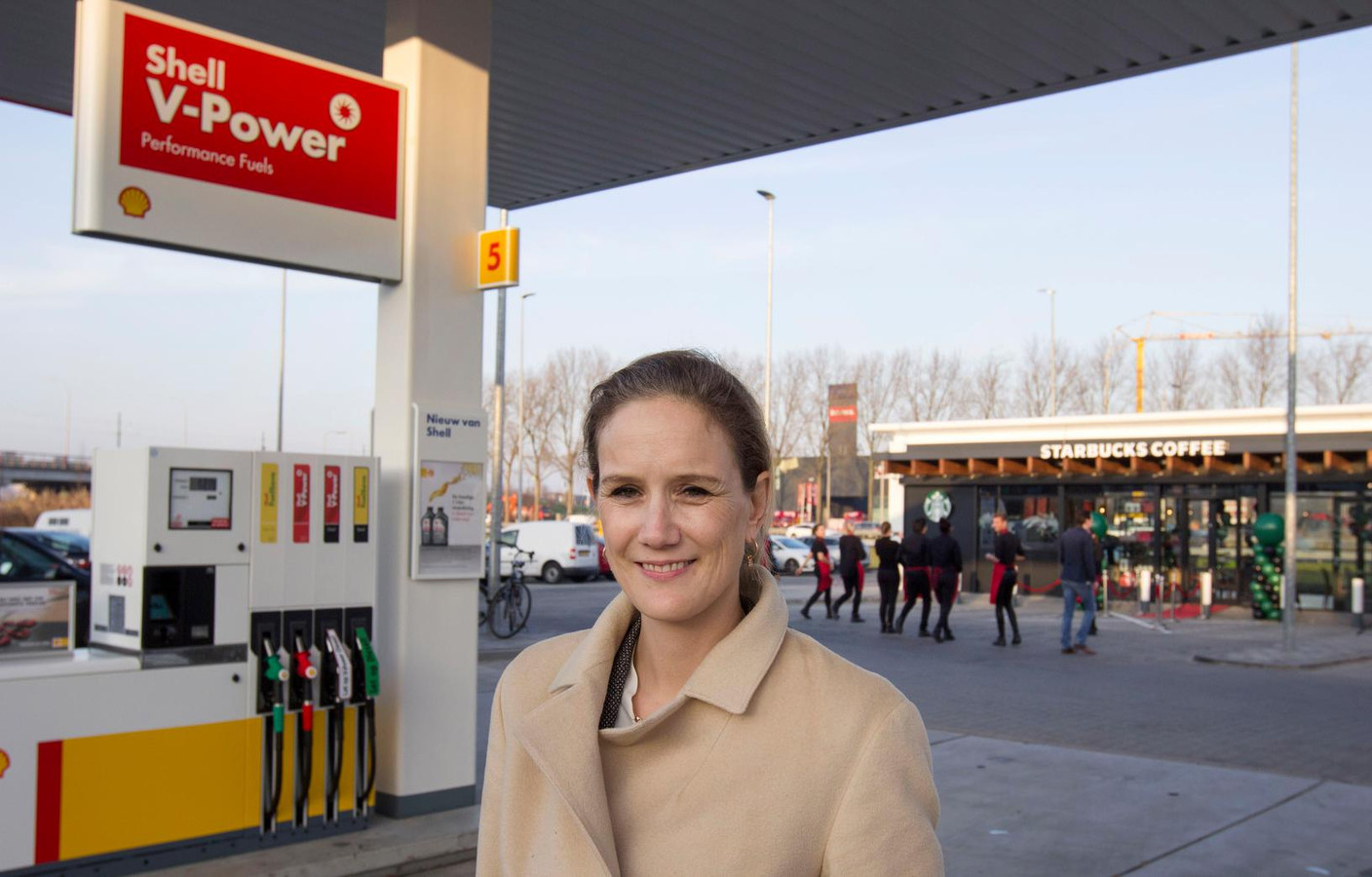 Eten, tanken, shoppen en koffie van Starbucks | Foto | AD.nl