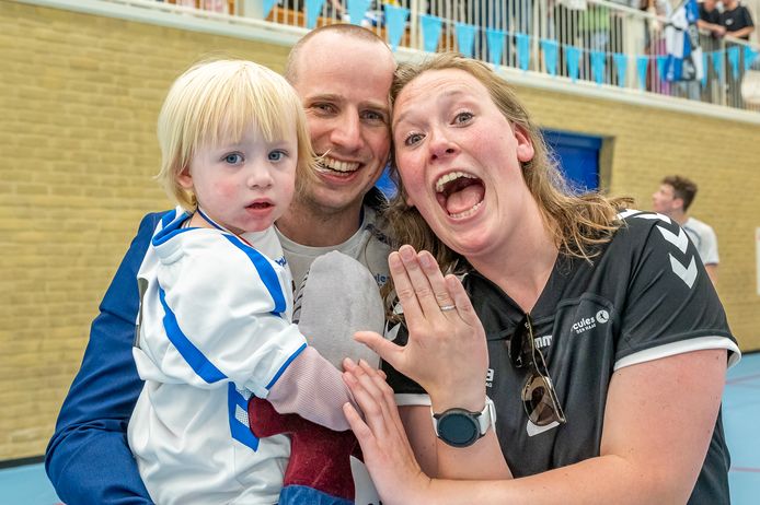 Met zijn sportkleding nog onder zijn pak vroeg Erwin zijn vriendin ten ...