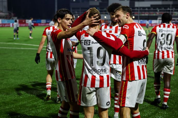 Eindelijk scoort en wint TOP Oss weer eens, uitgerekend bij het debuut ...
