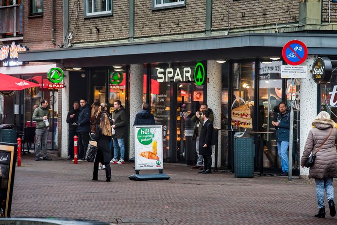 Griekse student doet 'alternatief' boodschappen in Enschede en krijgt werkstraf | Enschede | AD.nl