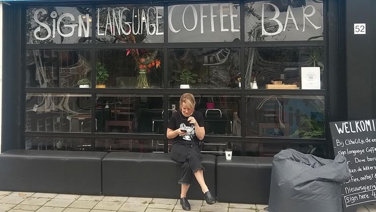 Bij de Sign Language Coffee Bar bestel je in gebarentaal | Het Parool