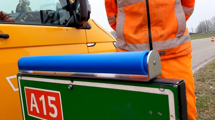 Hoe vreemde blauwe ‘rollers’ op hectometerpaaltjes zorgen voor minder ...