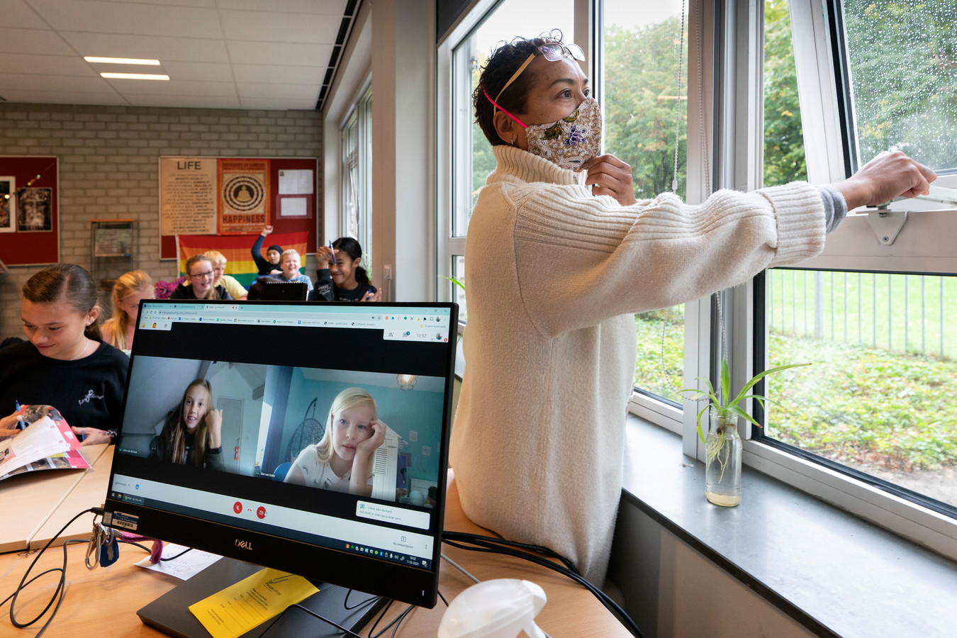 Kick out corona: desnoods maar met je winterjas aan in de klas | Foto ...