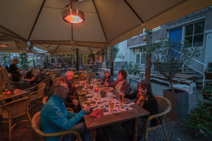Voortaan kan Urk ook in koude maanden het terras op | Urk | destentor.nl