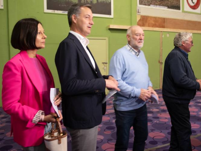 Wagen rijdt in op stilstaande vrachtwagen: bestuurder lichtgewond ...