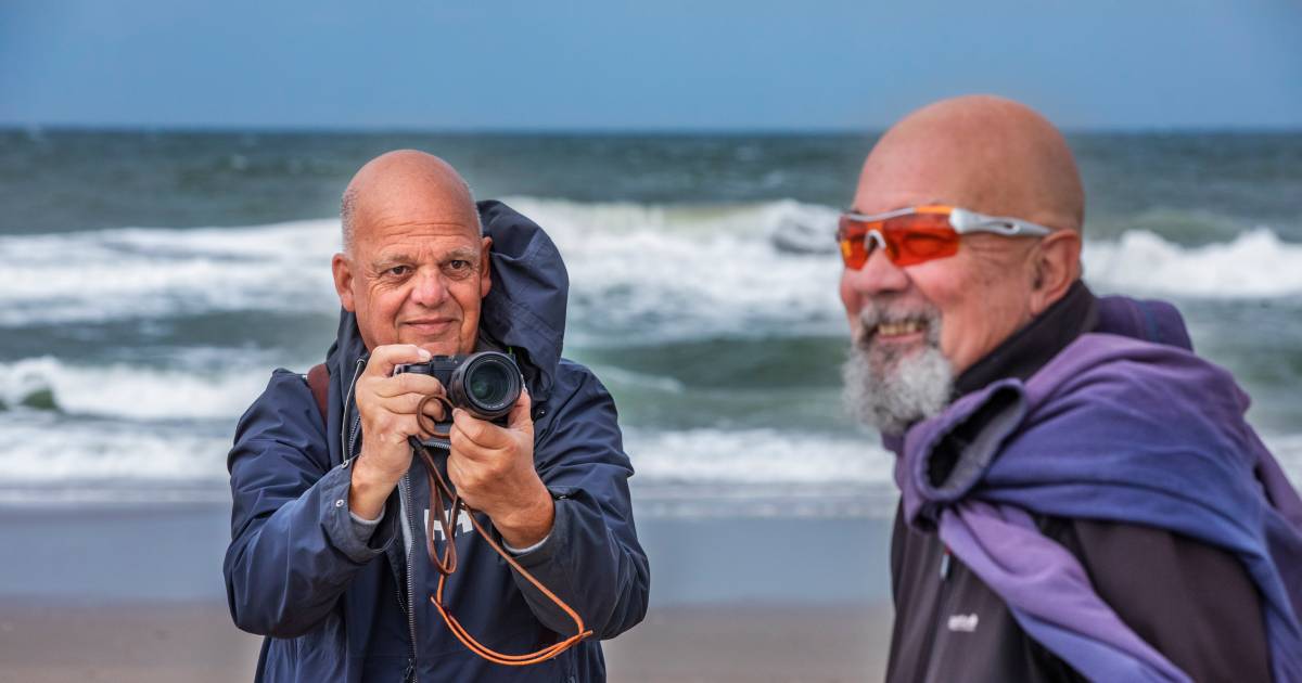 Jaap (65) legt mensen én hun verhalen op strand vast: ‘Kwam erachter ...