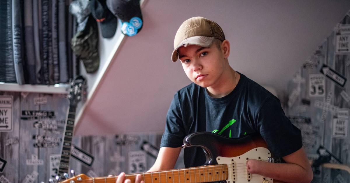 Danny (13) mist een hand, maar kan ‘gewoon’ gitaar spelen en drummen ...