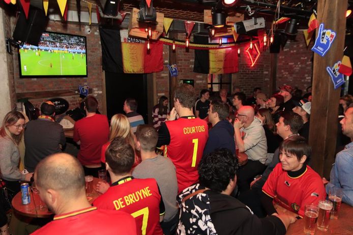 Veel volk maar weinig blijdschap tijdens WK-event in De Zwarte Ruiter ...