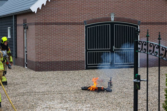 Elektrische step vliegt in brand tijdens opladen | Gouda | AD.nl