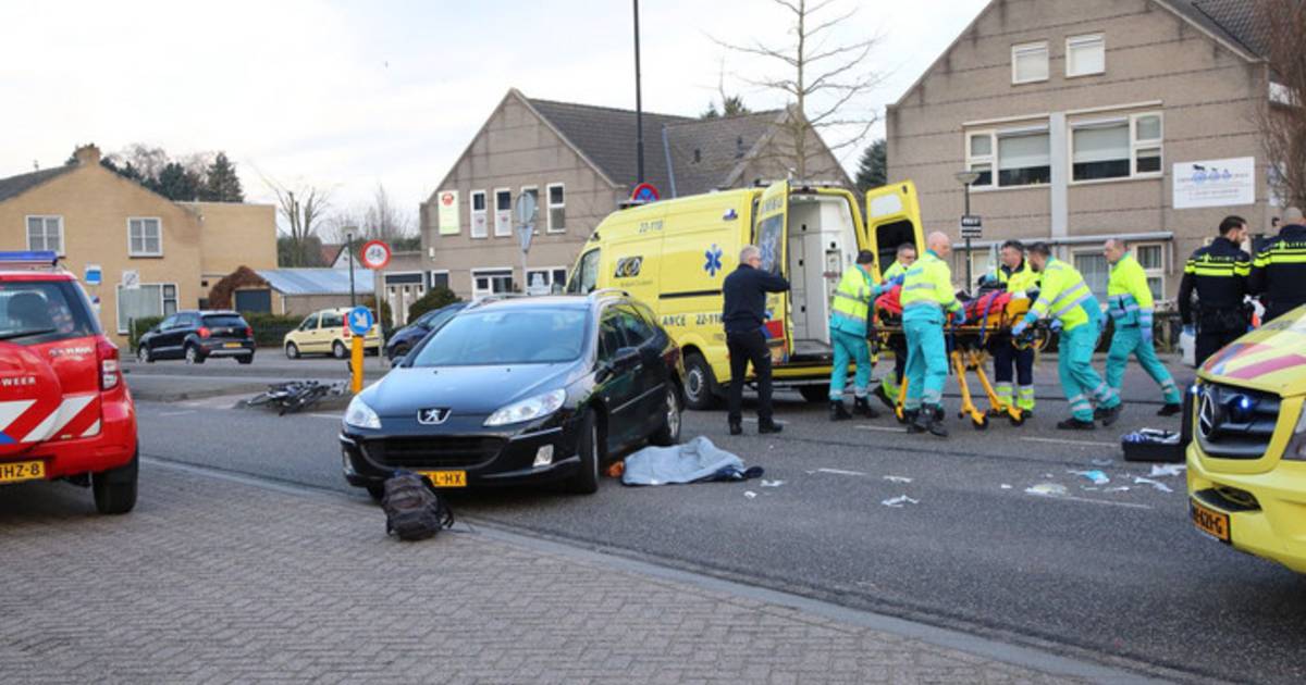Ernstig ongeluk in Reusel: jongen meters meegesleurd door busje | Binnenland | AD.nl