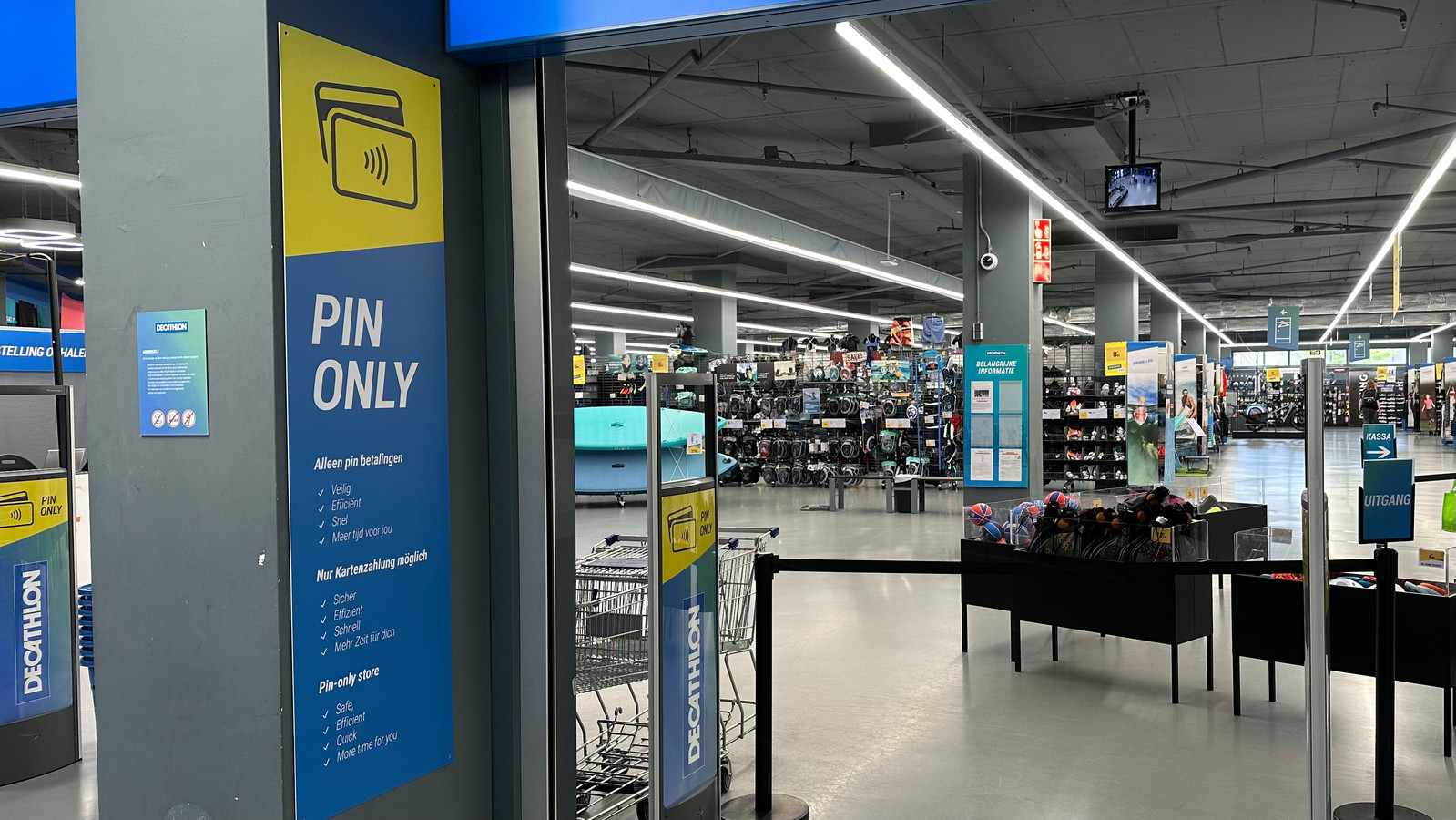 Forse kritiek op pin-only bij Twentse winkels: ‘Als ik niet contant kan betalen, mogen ze hun ...