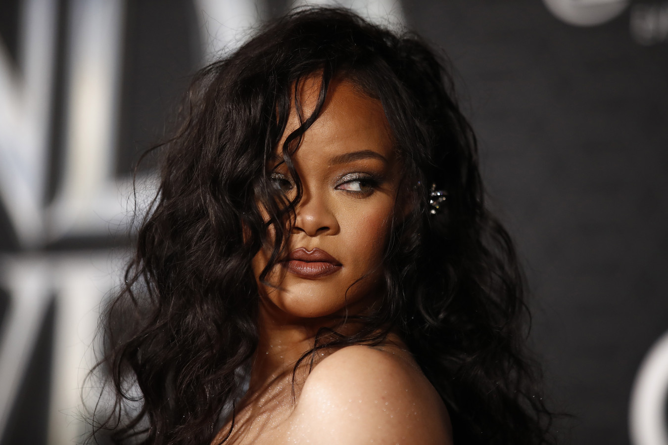 Rihanna klimt na vijf jaar afwezigheid omhoog in Top 40 met Lift Me Up | Foto | AD.nl
