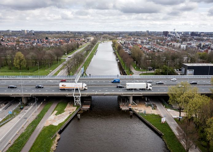 Te veel te zware vrachtwagens over brug A7 bij Purmerend | Purmerend | AD.nl