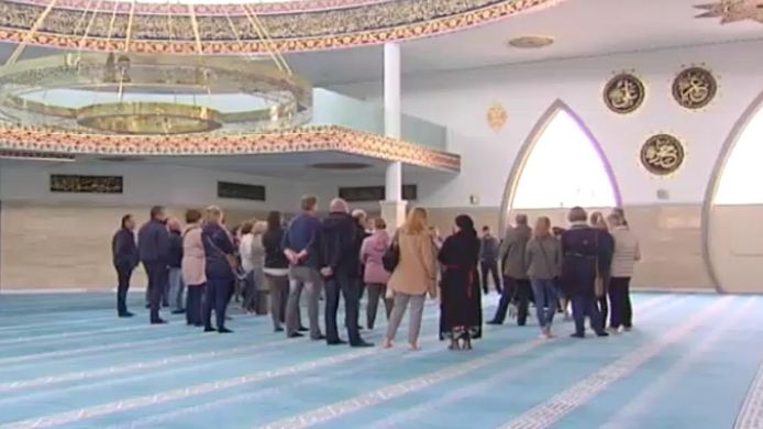 Opendeurdag moskee lokt massa volk | Lier | hln.be