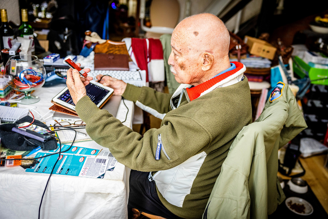 Jan-Willem (86) gaf al zijn bankpassen mee aan oplichters: ‘Je hoeft er ...