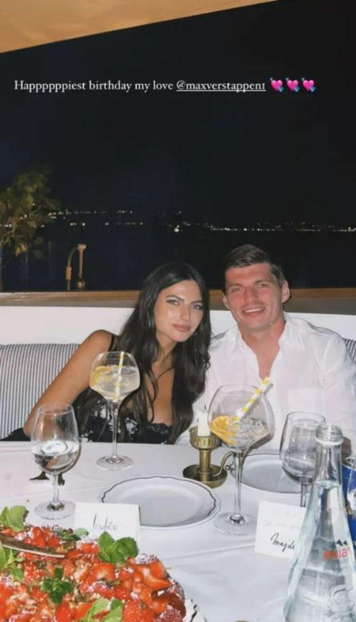 KIJK. Max Verstappen viert verjaardag op boot met ook Stoffel Vandoorne en blaast kaarsjes uit ...