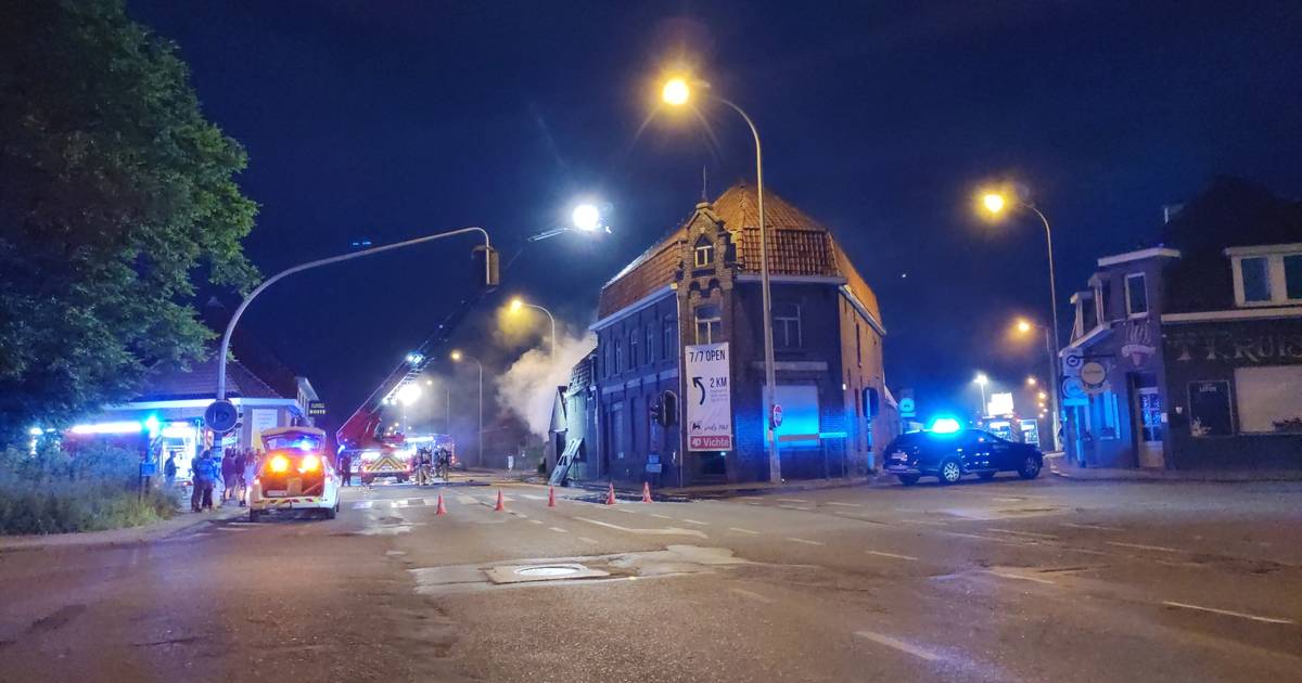 Kruispunt Belgiek urenlang afgesloten door brand in voormalige bakkerij | Deerlijk | hln.be