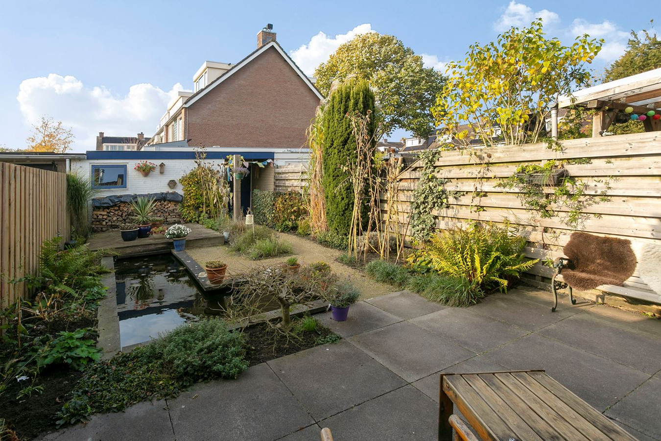 Dit gezellige Houtens rijtjeshuis ligt tegen het Oude Dorp aan (en ...