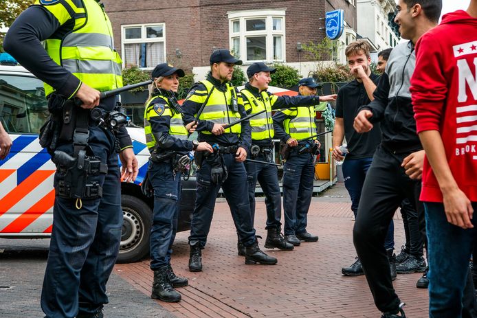 Politie traint op Stratumseind in Eindhoven tegen studenten | Eindhoven ...
