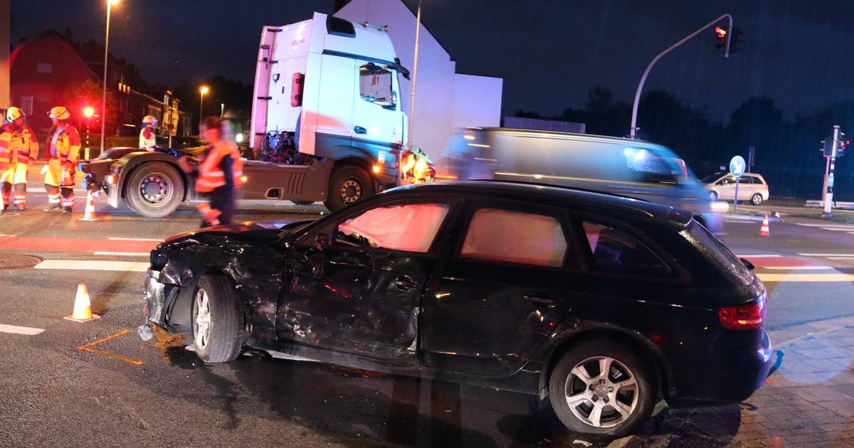 Vrachtwagenbestuurder negeert rood licht en knalt in flank van ...