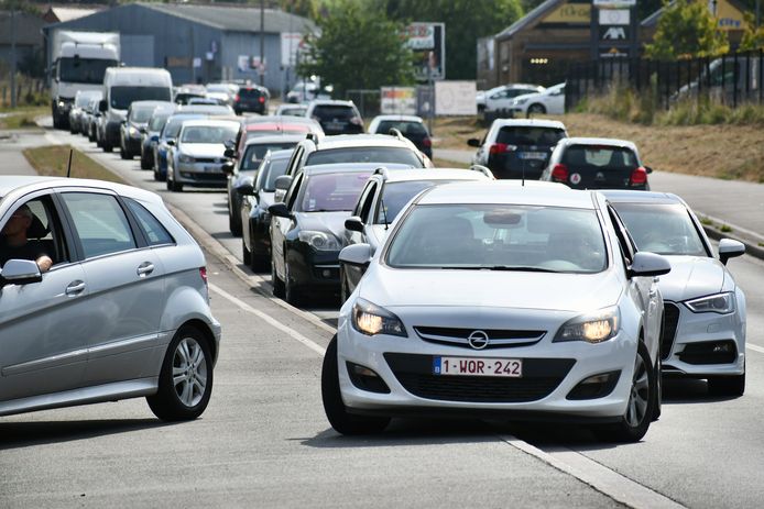 200 meter aanschuiven voor goedkopere Franse tankbeurt: “Als de ...
