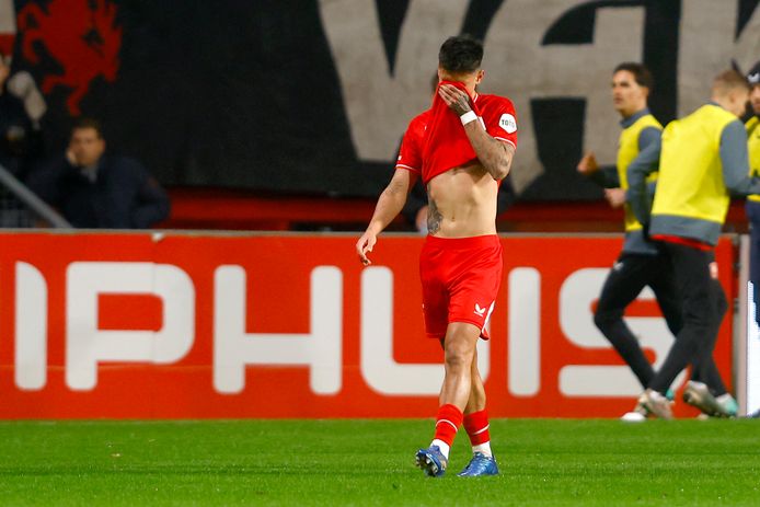 Vroege rode kaart voor Hilgers verpest Twentse avond tegen PSV ...