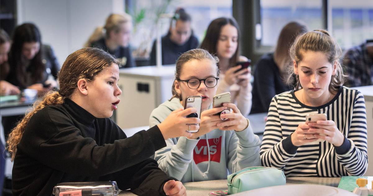 Geen mobieltje in de klas of zelfs niet tijdens de pauze, scholen steeds strenger: ‘Leerlingen ...