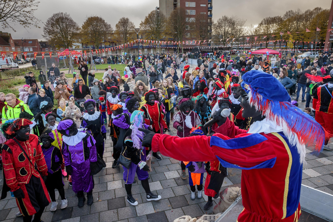Pikzwarte pieten bij sintfeest in Tuinzigt: ’Onze pieten zijn zwart en ...