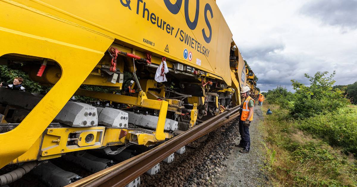Imposante ombouwtrein rolt in slakkentempo en met donderend geraas door ...
