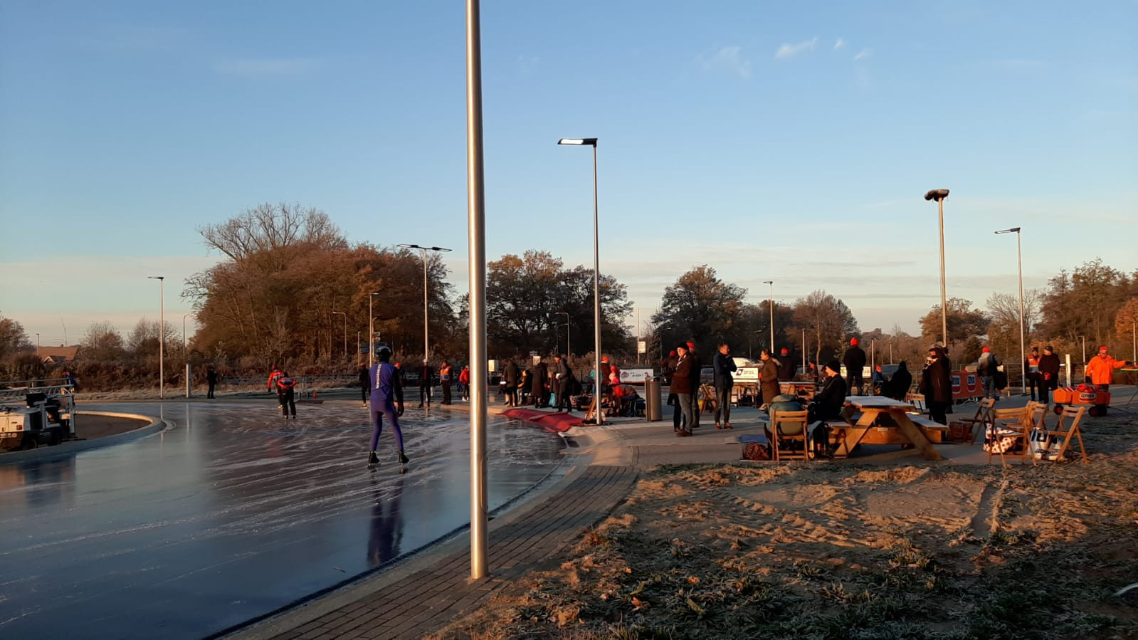 Zo'n 60 schaatsliefhebbers hebben een paar uurtjes op eerste ijs ...