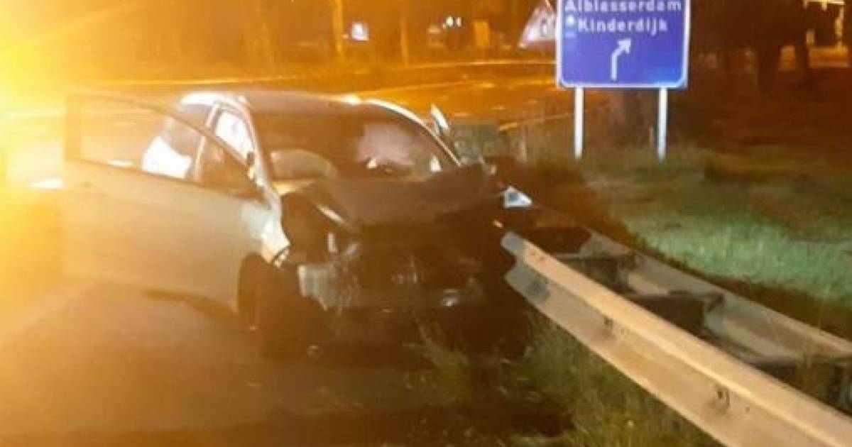Automobilist valt op A15 in slaap achter het stuur en klapt tegen vangrail | Dordrecht | AD.nl
