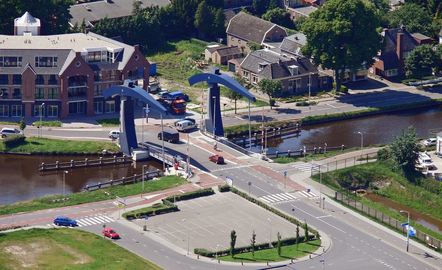 Kabouters knuffelen in het Zandstuvebos en de Linderkuil | Foto | AD.nl
