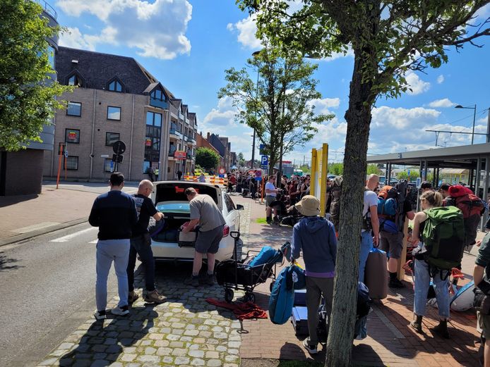 Eerste festivalgangers komen aan voor Graspop: grote drukte aan station ...