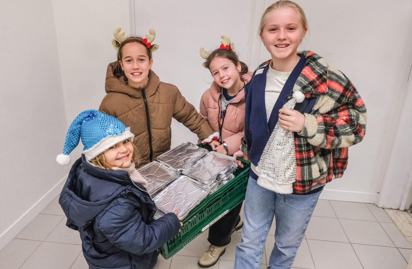 Serviceclub De Ronde Tafel 24 kookt kerstmenu voor 750 kwetsbare ...