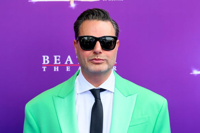 Monique wandelt met André over het strand, Fred van Leer eert Sinéad O ...