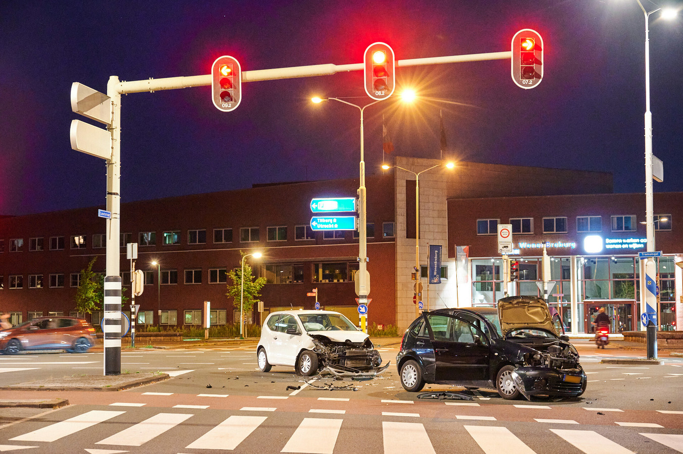 Vrouw gewond bij frontale botsing op kruising in Breda | Foto | AD.nl