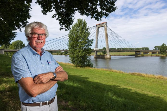 Cor stapt nog altijd even van de fiets bij de Heusdense brug | Waalwijk ...