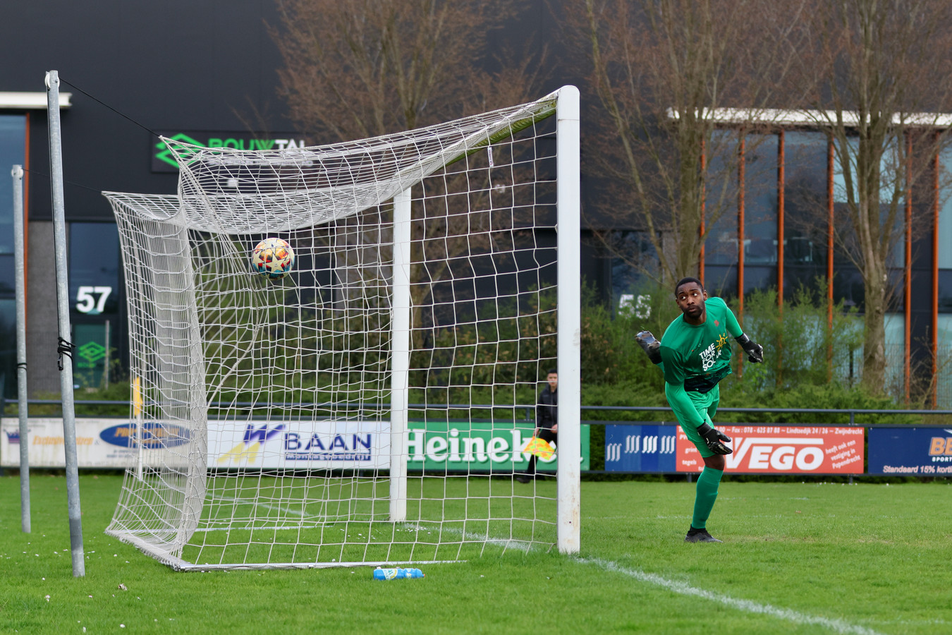 Wondergoal Rekondie, tumult op Bakestein en broers krijgen rood; lees ...