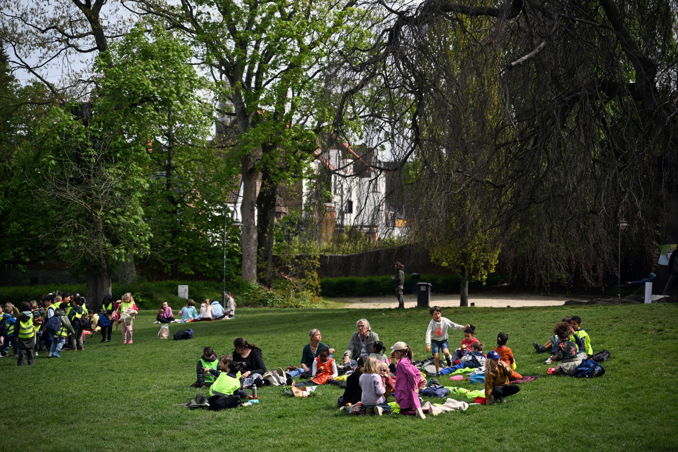 IN BEELD. Meer dan duizend leerlingen vleien zich neer in het stadspark ...